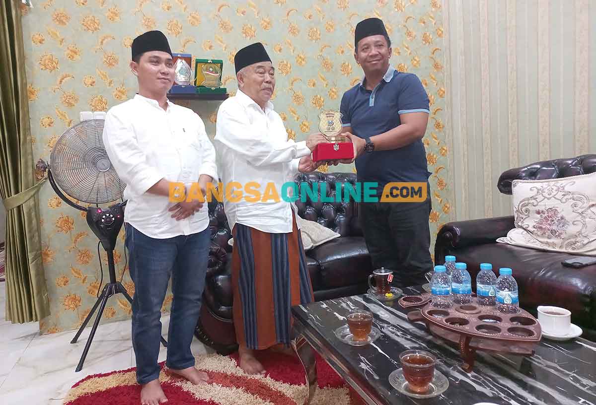 Kiai Asep Terima Cendera Mata dari AKBP Apip Ginanjar | BANGSAONLINE ...