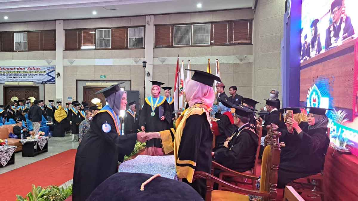Rektor Unirow Tuban Umbar Prestasi saat Wisuda XX
