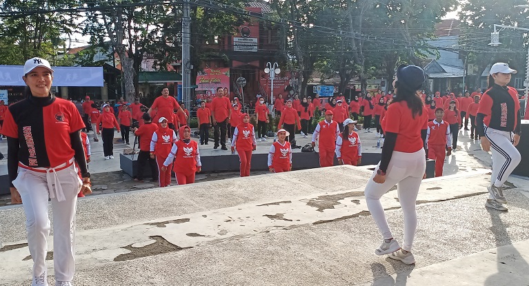 Pecahkan Rekor MURI, Ratusan Pengurus dan Kader PDIP Gresik Ikuti ... Pecahkan Rekor MURI, Ratusan Pengurus dan Kader PDIP Gresik Ikuti ...