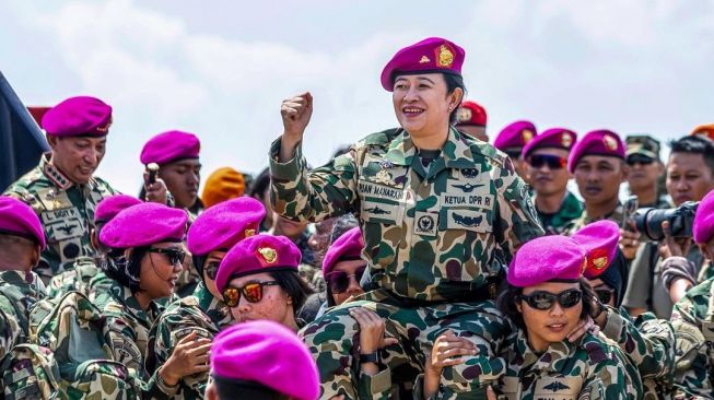 Puan Maharani Perempuan Pertama Warga Kehormatan Korps Marinir TNI AL ...