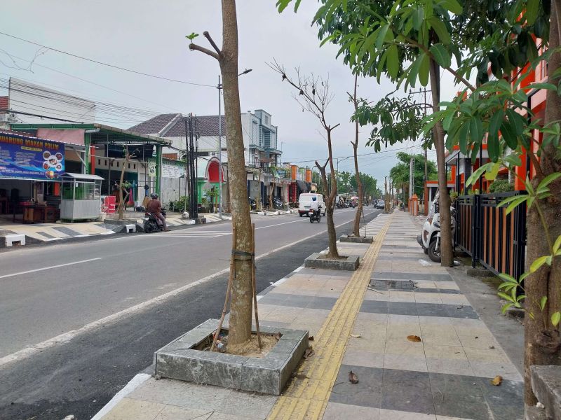 Proyek Drainase dan Trotoar Jalan Panglima Polim Bojonegoro Rampung ...