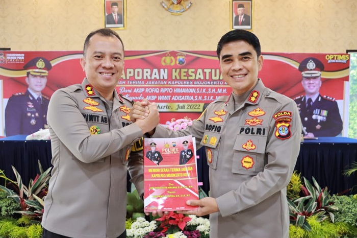 Isak Tangis Haru Warnai Sertijab Kapolres Mojokerto Kota dari AKBP ...