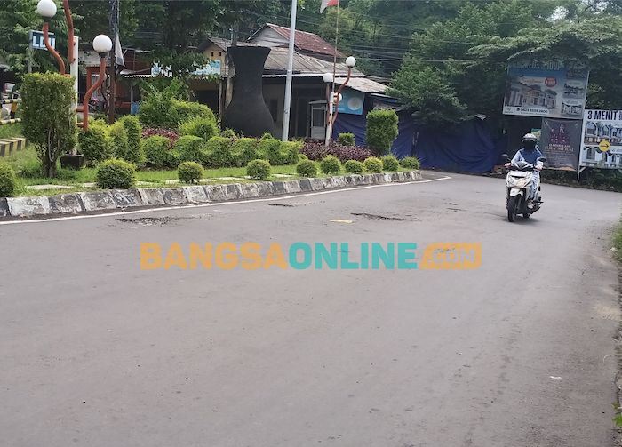 Tak Kunjung Diperbaiki Sejak 2024, Ruas Jalan yang Rusak di Gresik Jadi Sorotan | BANGSAONLINE ...