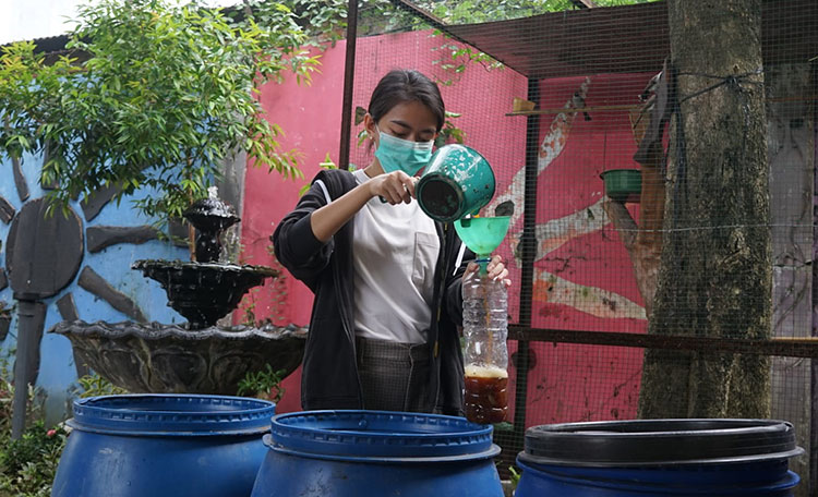 Temukan Cairan Penetral Bau Sampah, Mahasiswi ini Raih Penghargaan dari ... Temukan Cairan Penetral Bau Sampah, Mahasiswi ini Raih Penghargaan dari ...