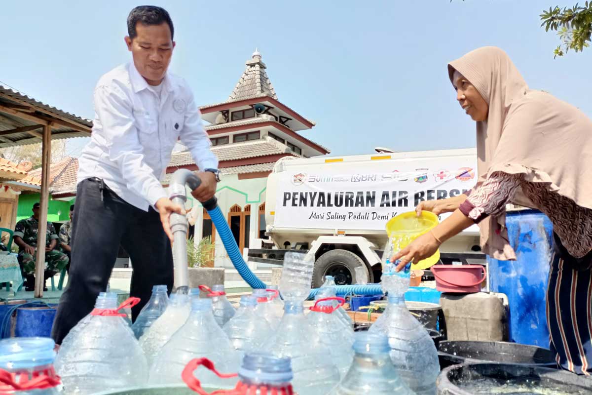 Gandeng Stakeholder, PWI Tuban Salurkan 100 Ribu Liter Air Bersih untuk Warga Terdampak ...