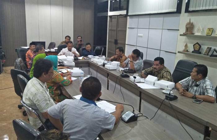 DPUTR Ancam Putus Kontrak Pelaksana Proyek Revitalisasi Alun-alun Gresik | BANGSAONLINE.com ...