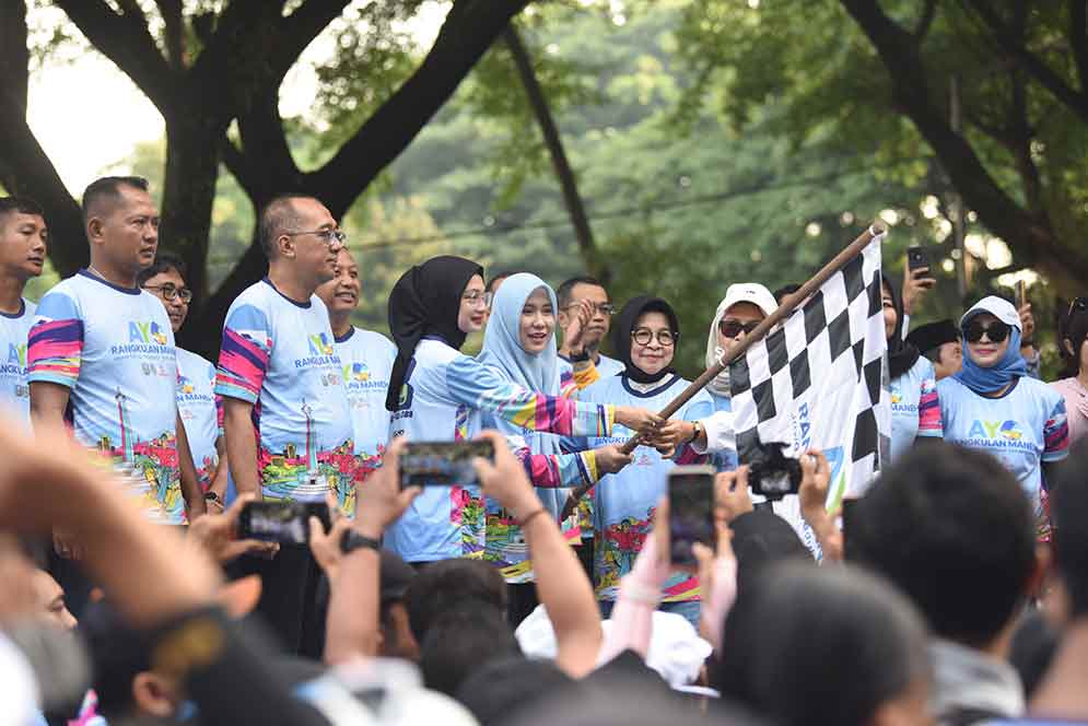 Walkot Kediri dan Waka DPRD Jatim Lepas Peserta Mlaku Bareng, Berhadiah ...