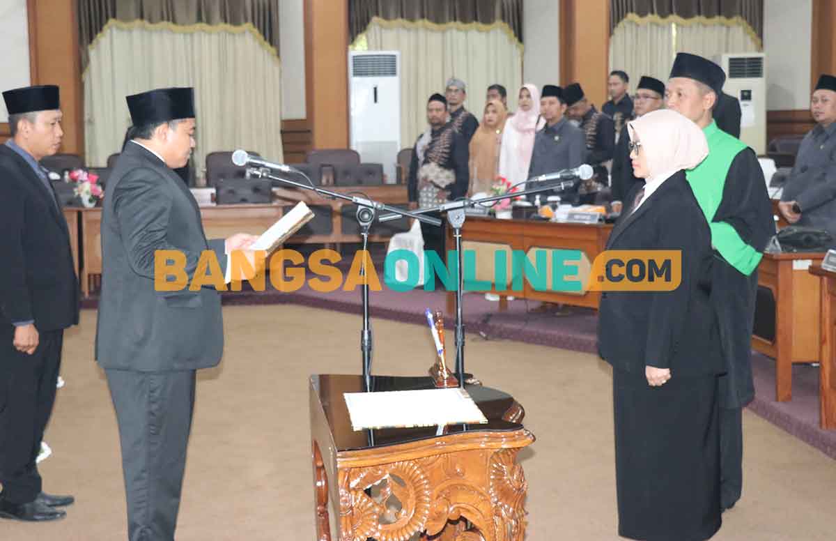 Ketua DPRD Gresik Lantik Wahidatul Husnah sebagai Anggota PAW Periode 2024-2029 | BANGSAONLINE ...