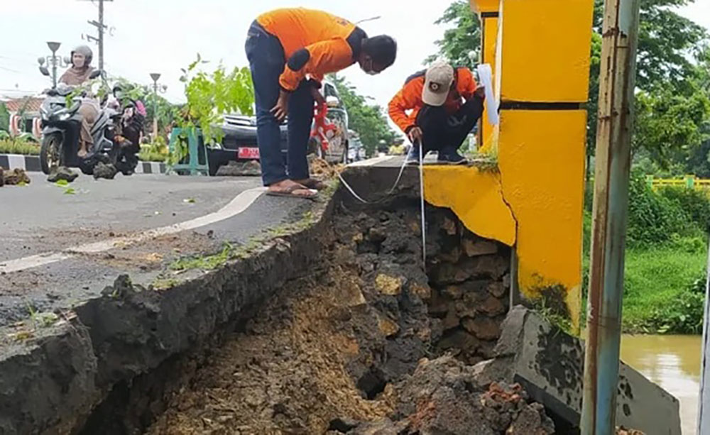 Tebing Jalan Nasional di Bawah Jembatan Jalan Trunojoyo Pamekasan ...