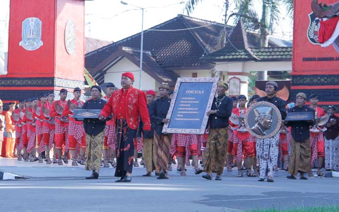 Upacara Grebeg Pancasila di Blitar, Arak 5 Tumpeng Raksasa ...
