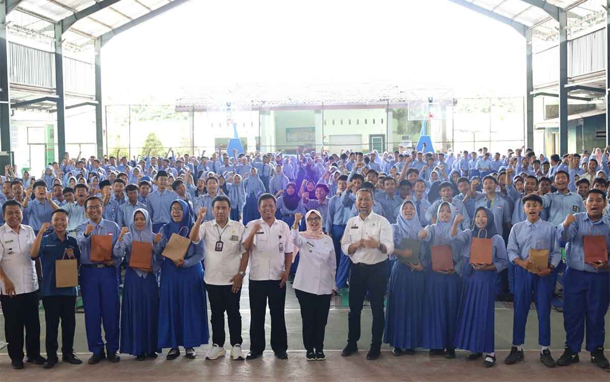 Kominfo Goes To School Hadir di SMAN 1 Srengat, Bupati Blitar ... Kominfo Goes To School Hadir di SMAN 1 Srengat, Bupati Blitar ...