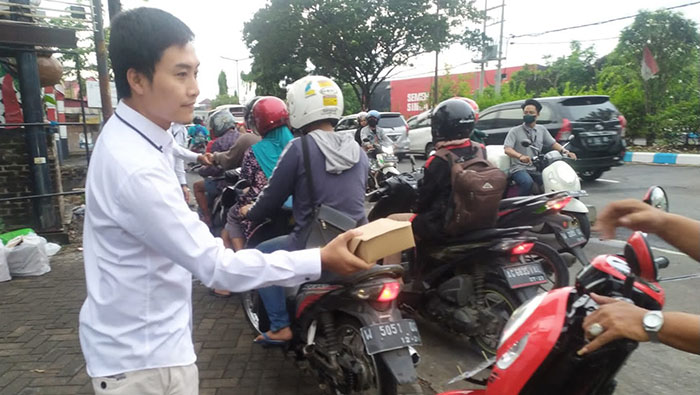 Mega Finance Waru Multiguna Bagikan Paket Takjil untuk Masyarakat ...