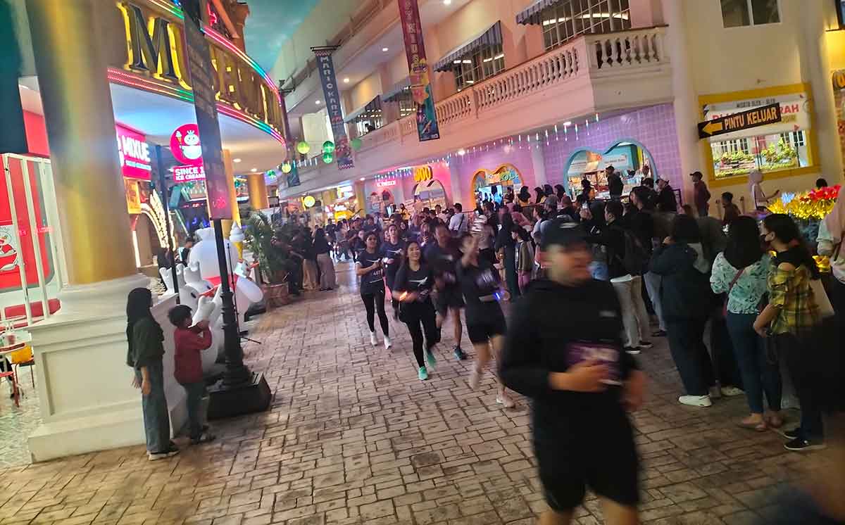 Dino Night Run Sukses, Lari Malam Lintasi Jawa Timur Park 3 ...