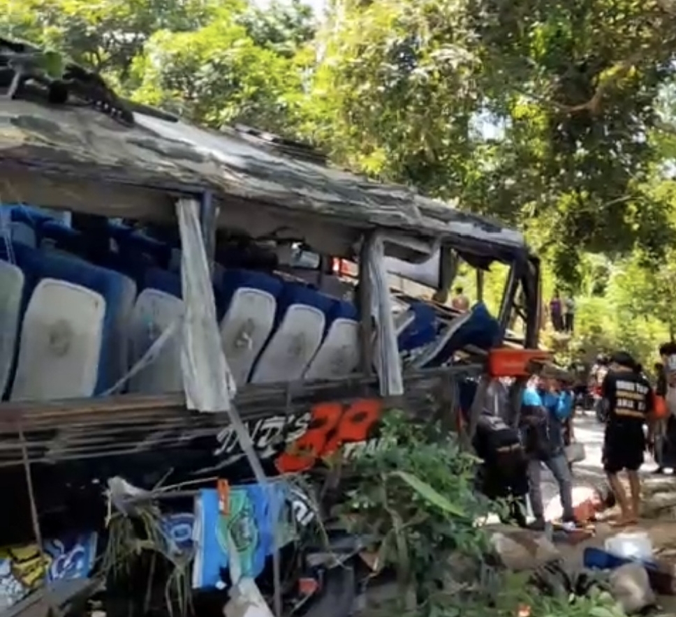 Diduga Rem Blong, Bus Pariwisata dari Arah Bromo Nyungsep ke Rumah Warga di Probolinggo ...