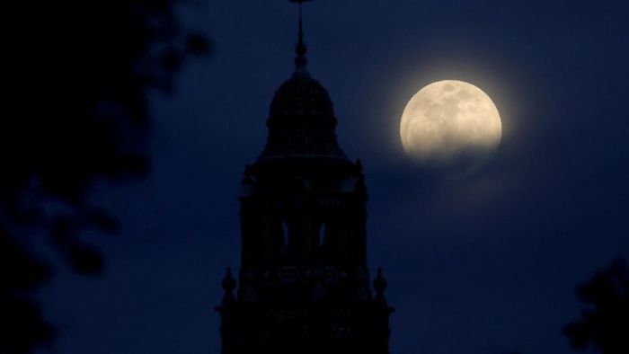 Fenomena Blue Moon: Bulan Purnama Langka di Langit Malam