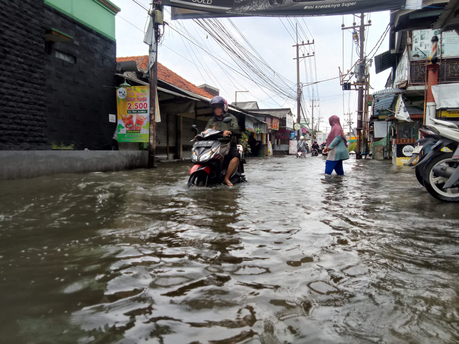 Banjir di Medaeng Sidoarjo Tak Kunjung Surut, Warga Desak Solusi dari Pemkab | BANGSAONLINE.com ...