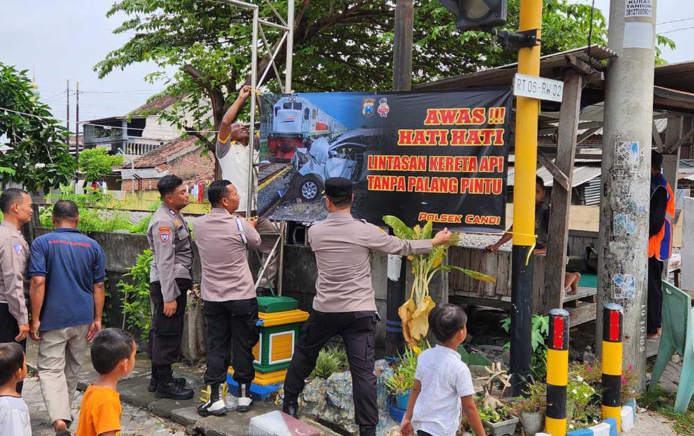 Polisi Pasang Spanduk Imbauan di Perlintasan Kereta Api Tak Berpalang | BANGSAONLINE.com ...