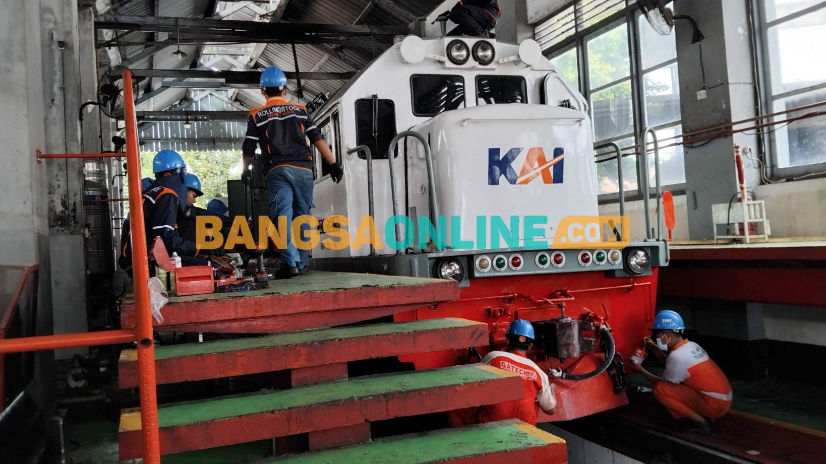 Hadapi Angkutan Nataru 2024-2025, KAI Daop 7 Siapkan 10 Lokomotif dan 76 Kereta | BANGSAONLINE ...