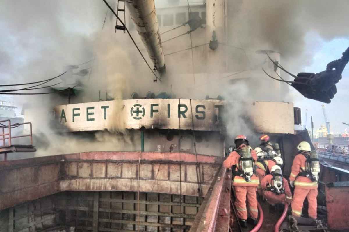 Kapal KM Anugerah Mandiri Terbakar Sebelum Kedatangn Kapolri dan Menhub di Pelabuhan Tanjung ...