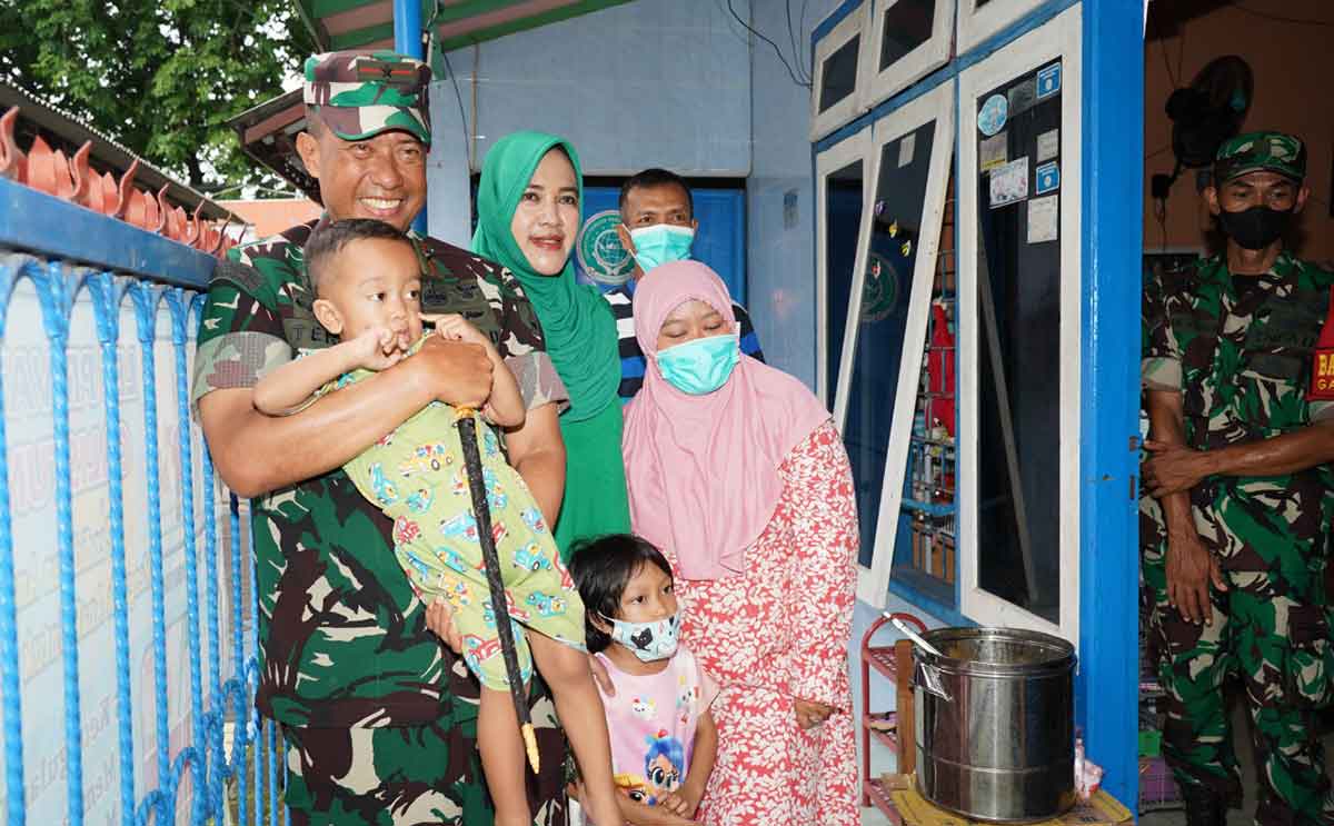 Danrem 084/BJ dan Ketua Persit KCK Koorcab Rem 084 Kunjungi Anak Stunting di Jambangan Surabaya ...