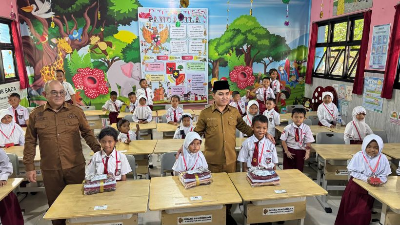 Bupati Mojokerto Serahkan Bantuan Seragam BOSDA 2025 kepada Siswa SD ...