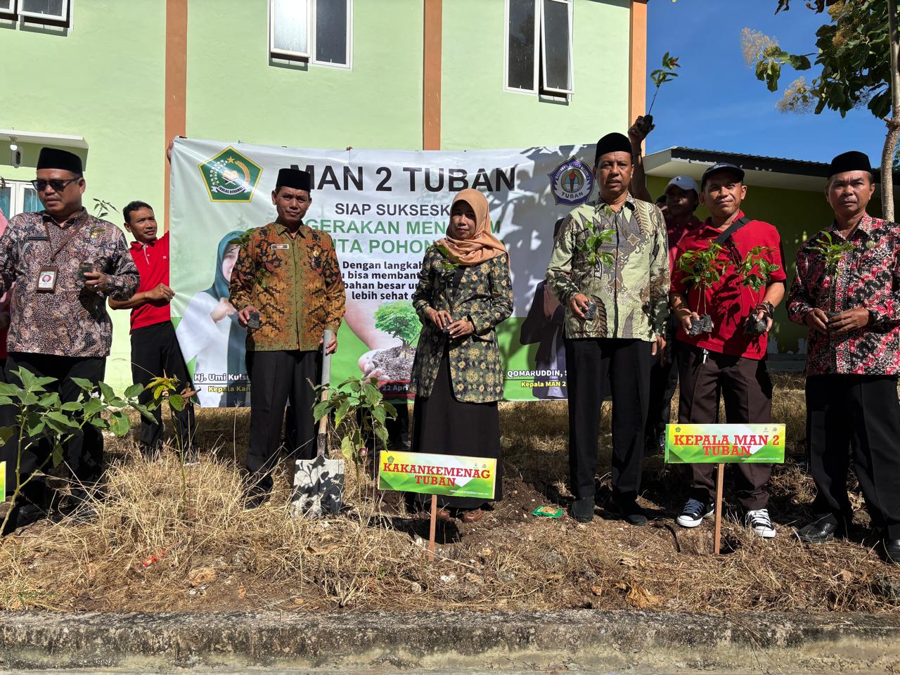 Jadi Tuan Rumah Porseni Tingkat MA, MAN 2 Tuban Turut Lakukan Penanaman Pohon Matoa ...