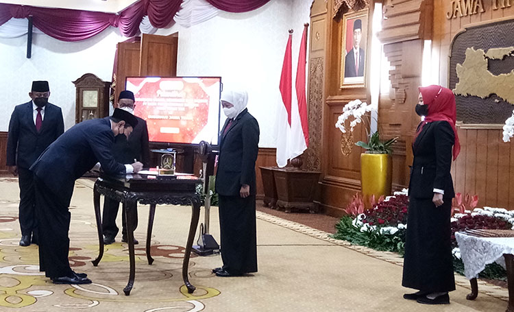 Gubernur Khofifah Lantik Komisaris dan Direksi Bank Jatim di Grahadi | BANGSAONLINE.com - Berita ...