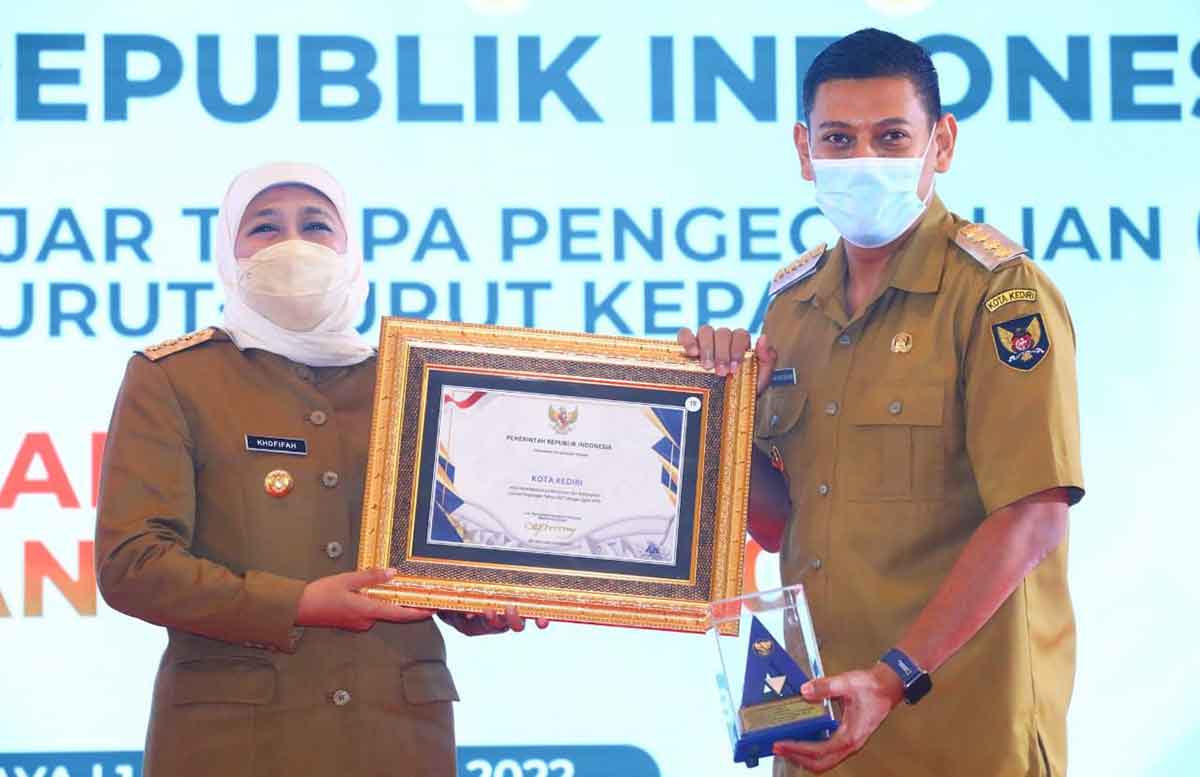 Wali Kota Kediri Terima Penghargaan Opini WTP 8 Tahun Berturut-turut | BANGSAONLINE.com - Berita ...