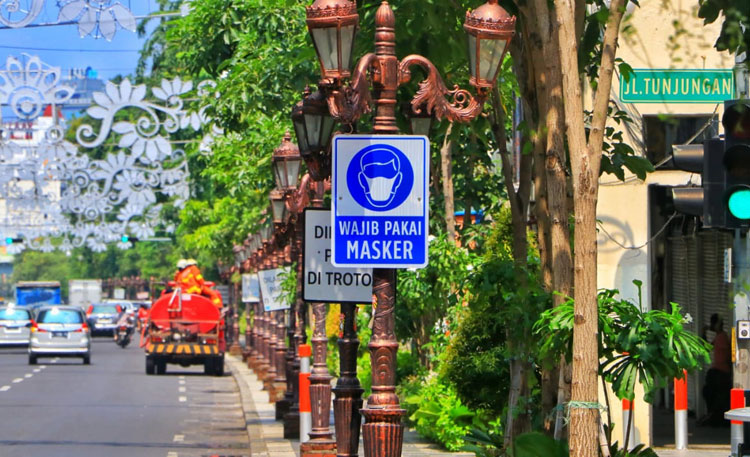 Rambu-rambu Wajib Gunakan Masker dan Jaga Jarak Mulai Terlihat ...