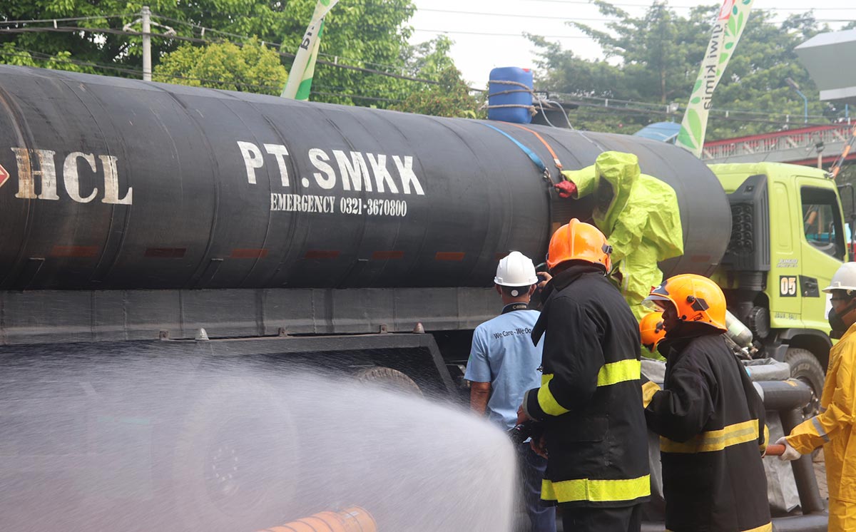 Puluhan Petugas Tjiwi Kimia Atasi Kebocoran Truk Tangki Muat HCL ...
