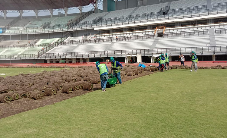 Ganti Sesuai Standar FIFA, Rumput Stadion GBT Mulai Dikupas ...