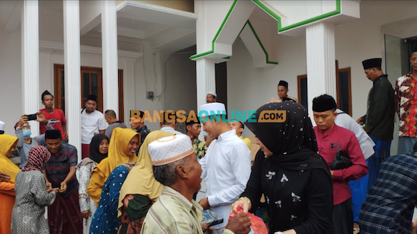 Salurkan Pembagian Zakat, Warga Doakan Abdullah Hidayat Jadi Bupati ...