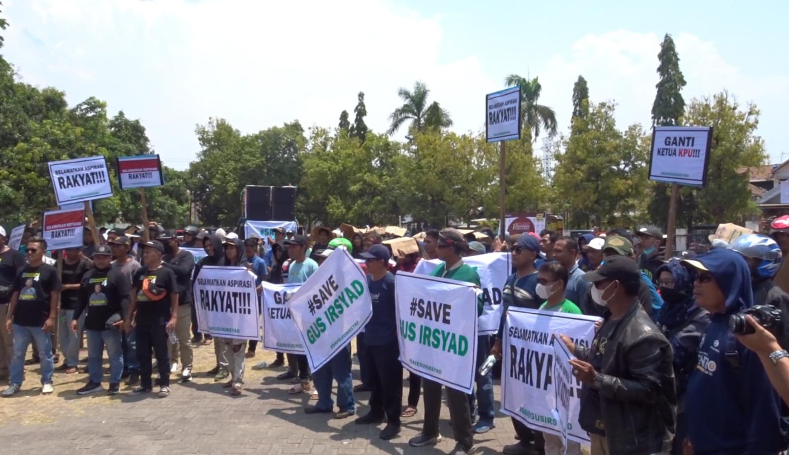 Gus Irsyad Batal Dilantik Jadi DPR RI, Massa SGI Geruduk KPU Kabupaten ...