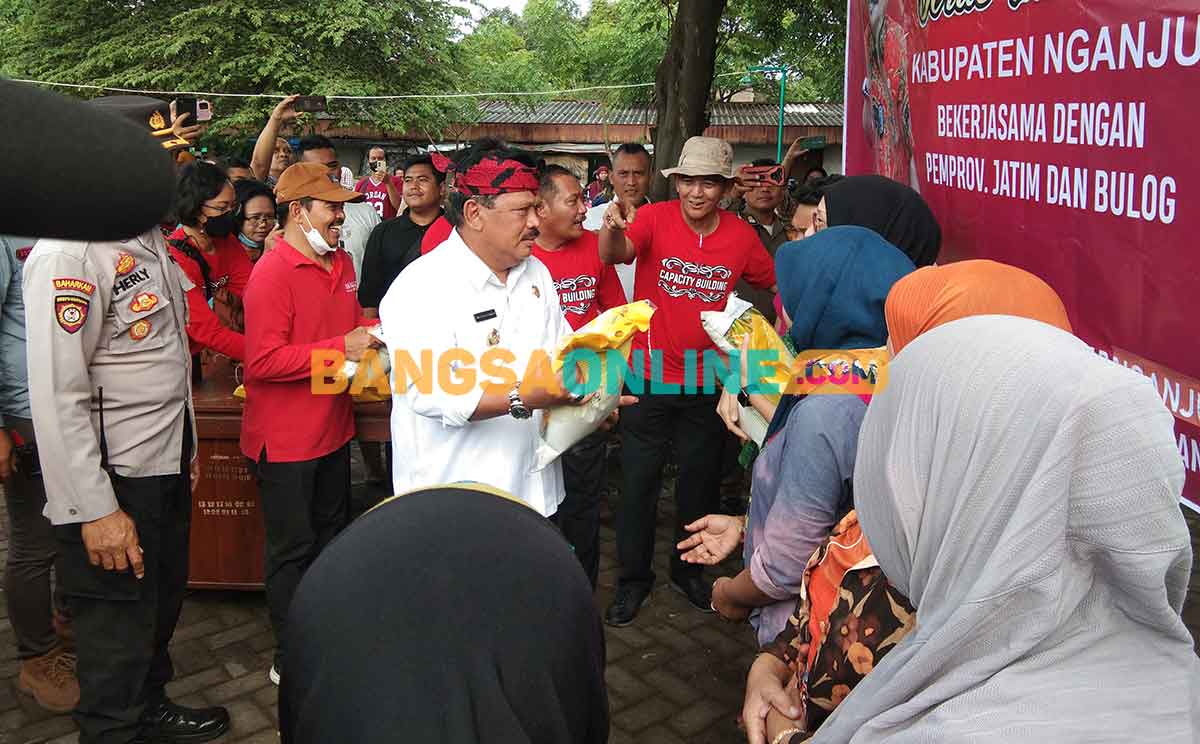 Antisipasi Lonjakan Harga, Pemkab Nganjuk Gelar Operasi Pasar | BANGSAONLINE.com - Berita ...