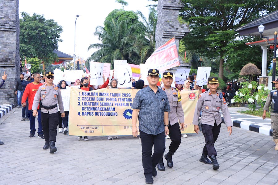 Kapolres Madiun Pimpin Langsung Personel Pengamanan Aksi Damai Hari Buruh di Caruban ...