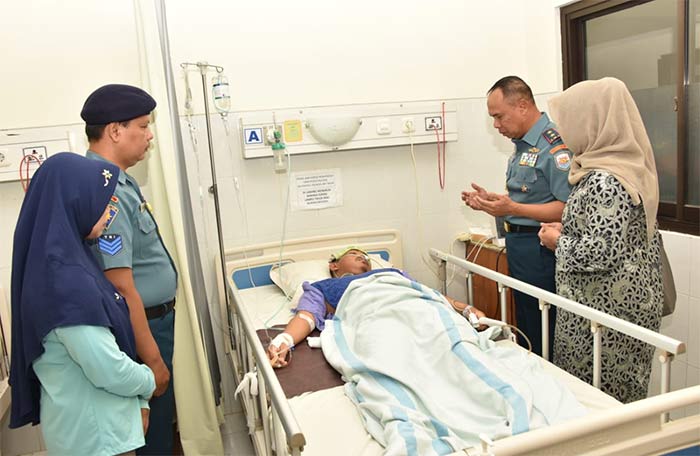 Pangkoarmada II Jenguk Keluarga Anggota di RSAL Dr. Ramelan ...
