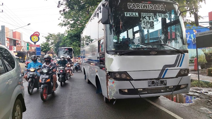 Tabrak Pemotor hingga Patah Tulang, Bus Karyawan PT KTI Kota ...