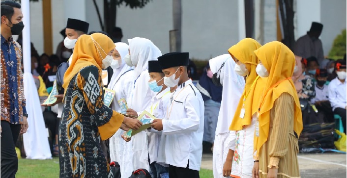 1.000 Anak Yatim Piatu di Tuban Terima Santunan dari Gubernur Khofifah dan Bupati Lindra ...