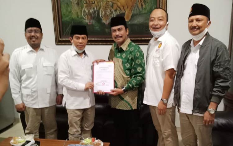 Klir, Rekom Gerindra untuk Pilbup Gresik 2020 Diserahkan ke Qosim-Alif Klir, Rekom Gerindra untuk Pilbup Gresik 2020 Diserahkan ke Qosim-Alif