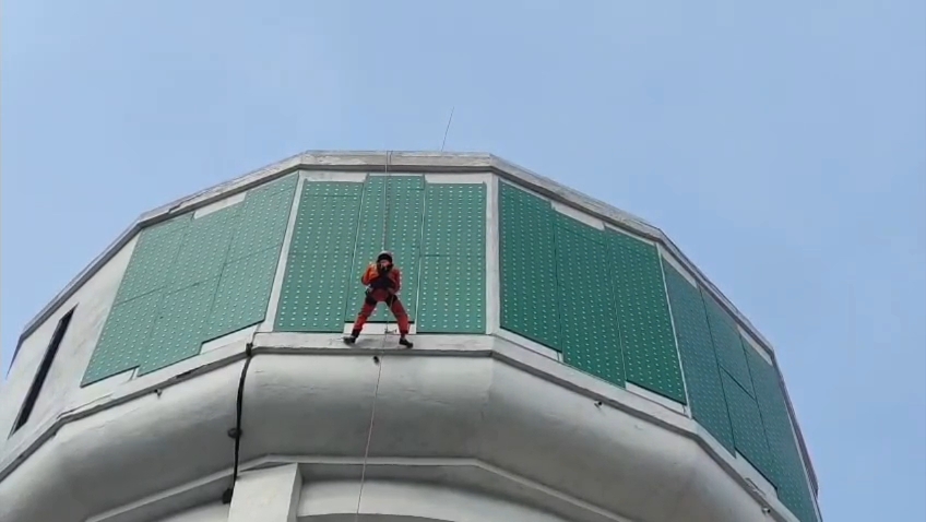 Damkar Kota Pasuruan Evakuasi Drone yang Tersangkut di Menara Air Tua ...